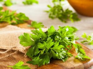 How to Freeze Parsley (+ 2 Ways to Preserve It) - Insanely Good