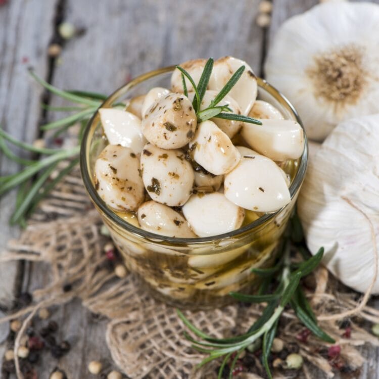 10 Best Substitutes for Garlic - Insanely Good