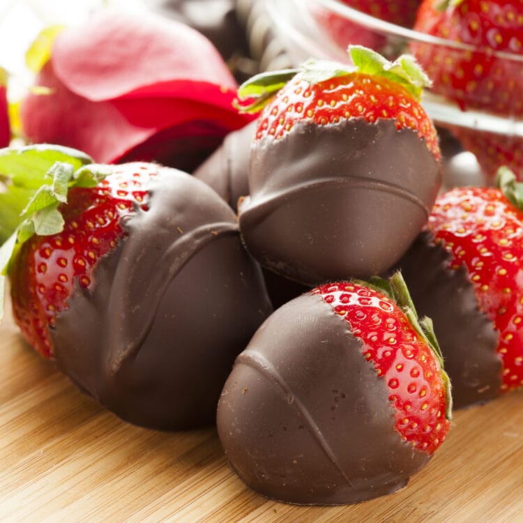 Chocolate-Covered Strawberries (Easy Recipe) - Insanely Good