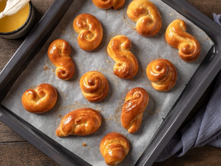 Cookie Sheet vs. Baking Sheet (What's the Difference?) - Insanely Good
