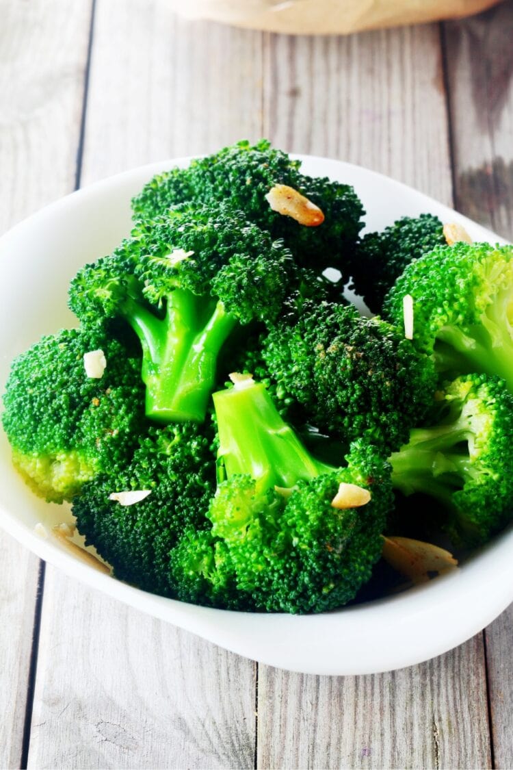 How to Steam Broccoli in the Microwave (Easy Method) - Insanely Good