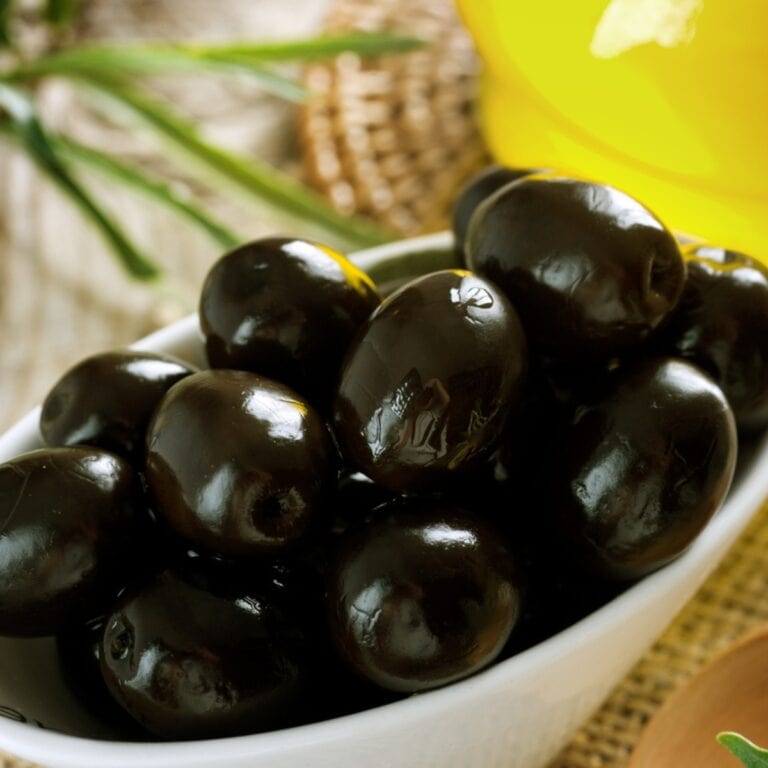 Black Olives vs. Kalamata Olives (How Are They Different?) - Insanely Good