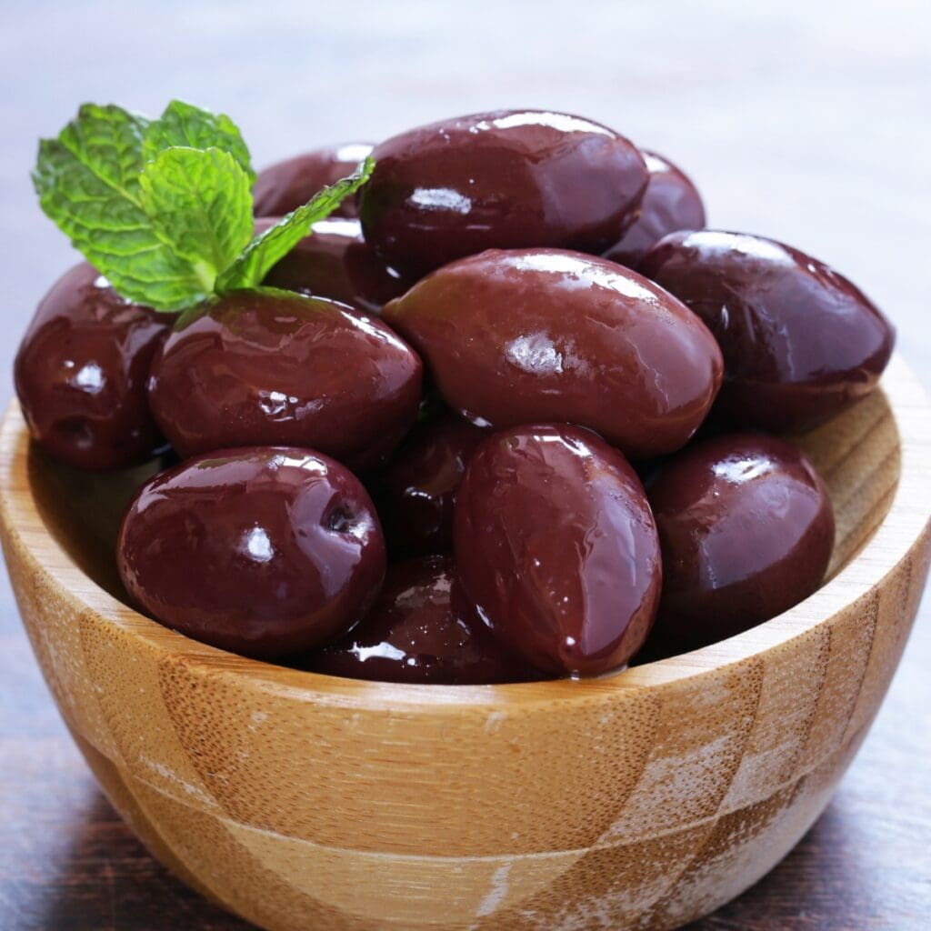 Black Olives vs. Kalamata Olives (How Are They Different?) - Insanely Good