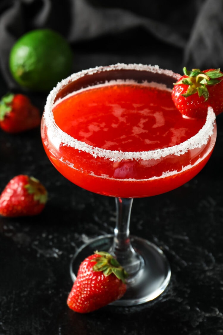 Strawberry Daiquiri (Classic Recipe) - Insanely Good