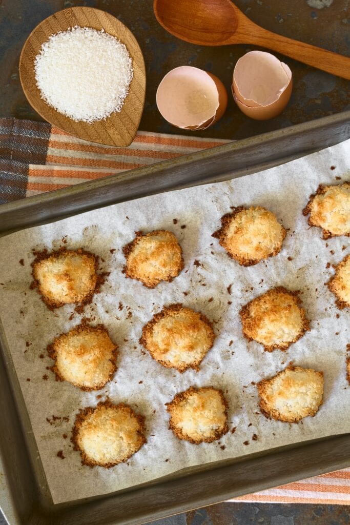 5-Ingredient Chewy Coconut Macaroons - Insanely Good