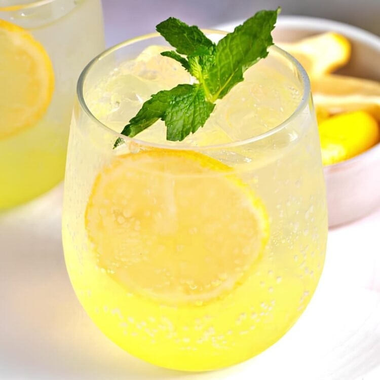 Limoncello Spritz (Easy Italian Cocktail) - Insanely Good