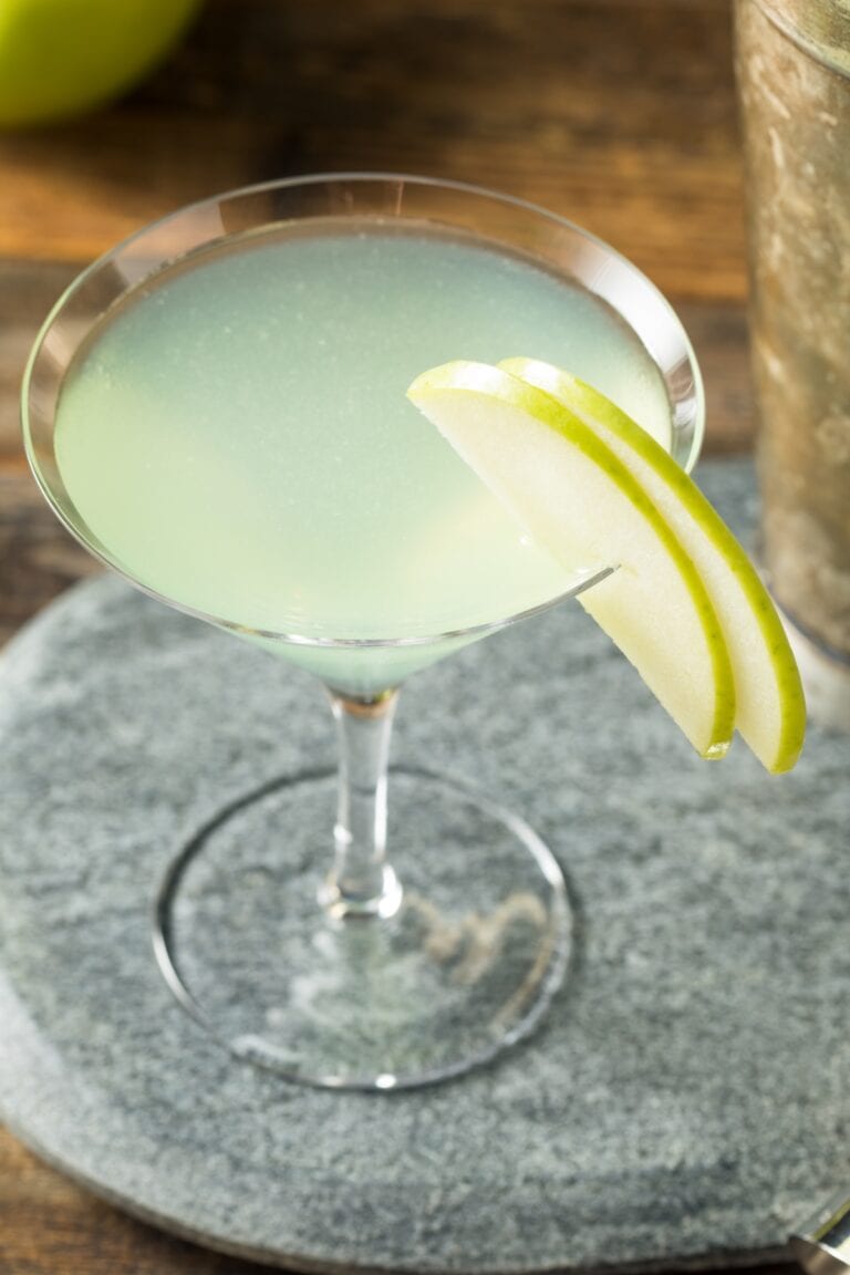 Appletini (Easy Cocktail Recipe) - Insanely Good